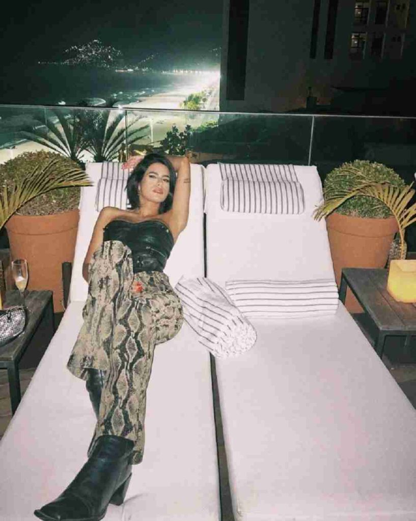 Antonia Morais posa em hotel no Rio com diárias a partir de R$ 2.100