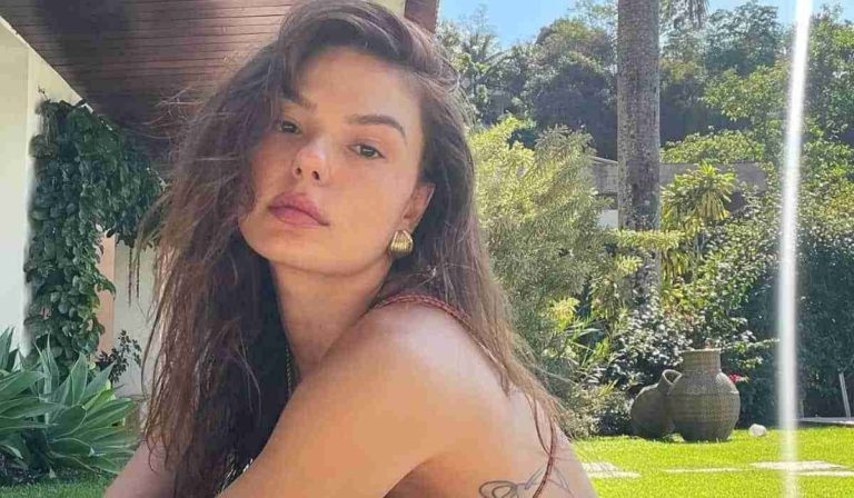 Isis Valverde encanta ao posar de biquíni: 'linda de todas as formas'