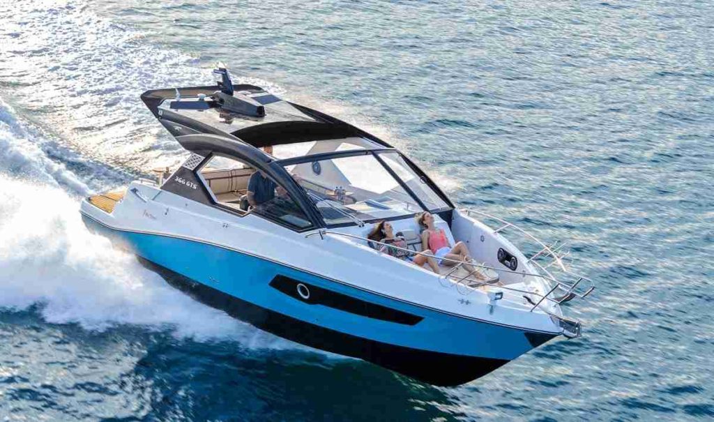 Nova lancha de R$ 1.2 milhão une luxo, versatilidade e alta tecnologia