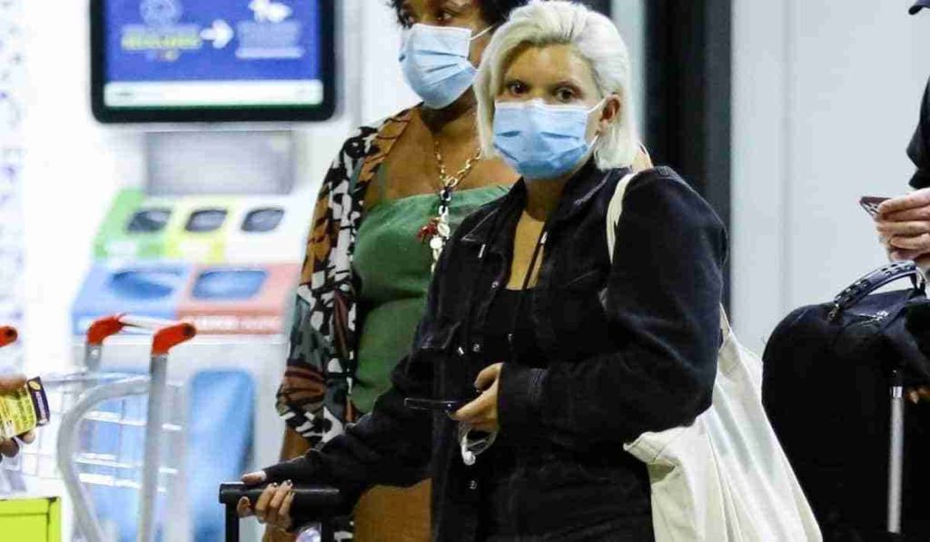 Petra Mattar posa de biquíni renovando o bronzeado na praia: 'camarão'